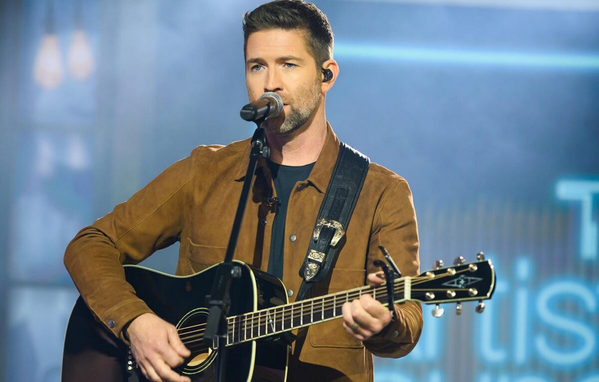 Josh Turner's Captivating Performance of "Would You Go With Me"