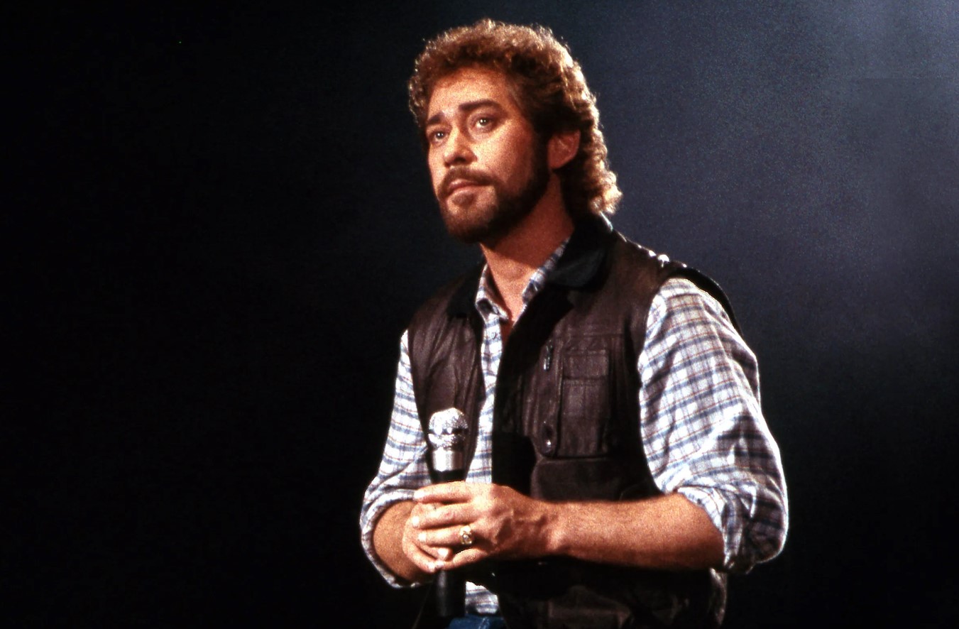 Earl Thomas Conley sings "Holding Her and Loving You" and this is what ...