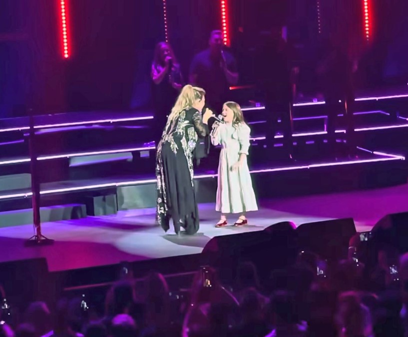 Kelly Clarkson and Daughter River Rose Share Sweet Singing Moment Together